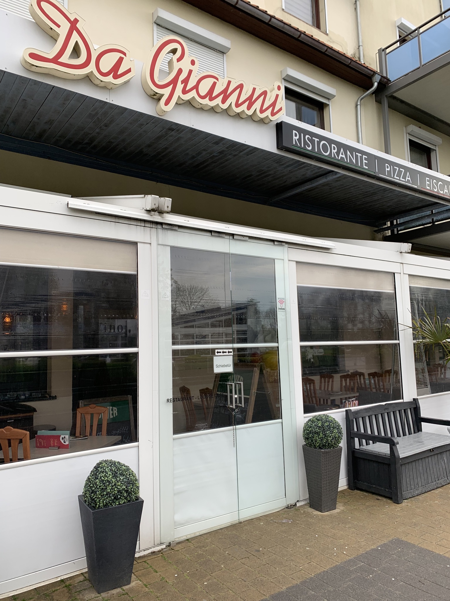 Gianni's restaurant store