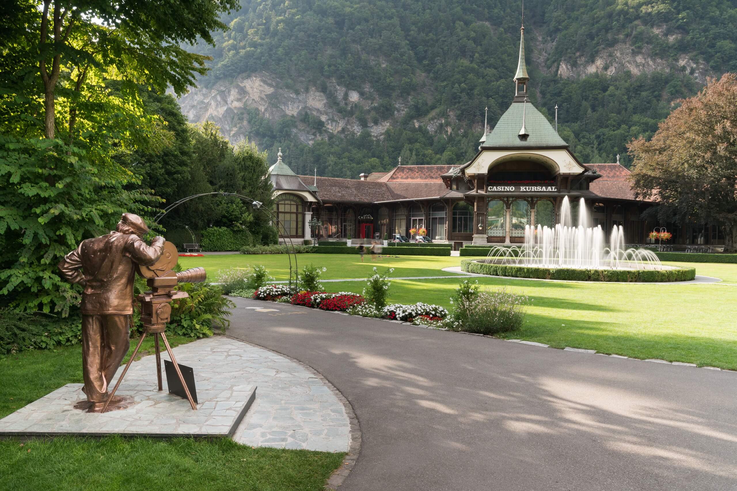 Kursaalgarten Interlaken – Blumenpracht und Kultur erleben