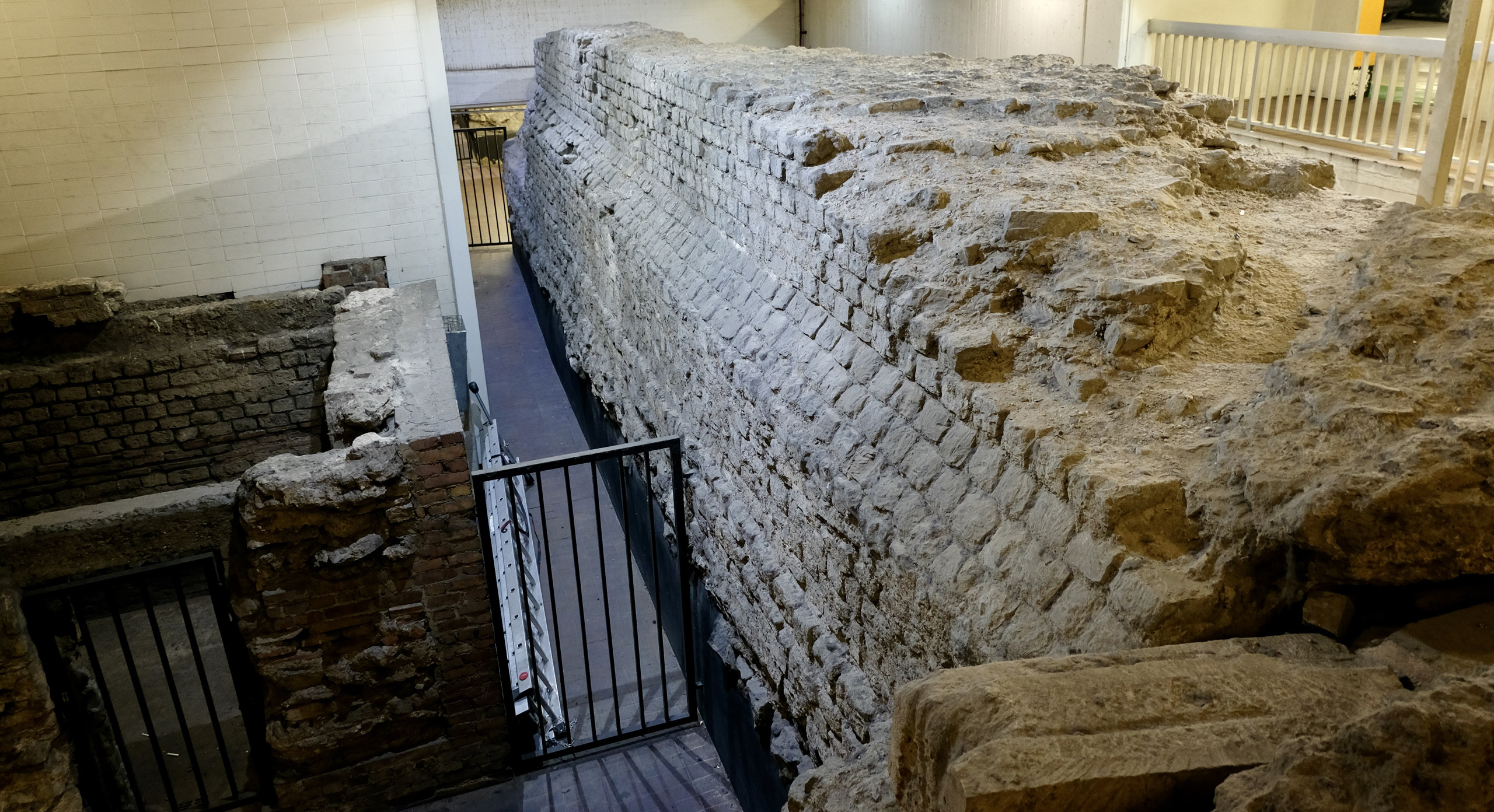 The Roman city wall in the underground car park | Cologne Tourist Board