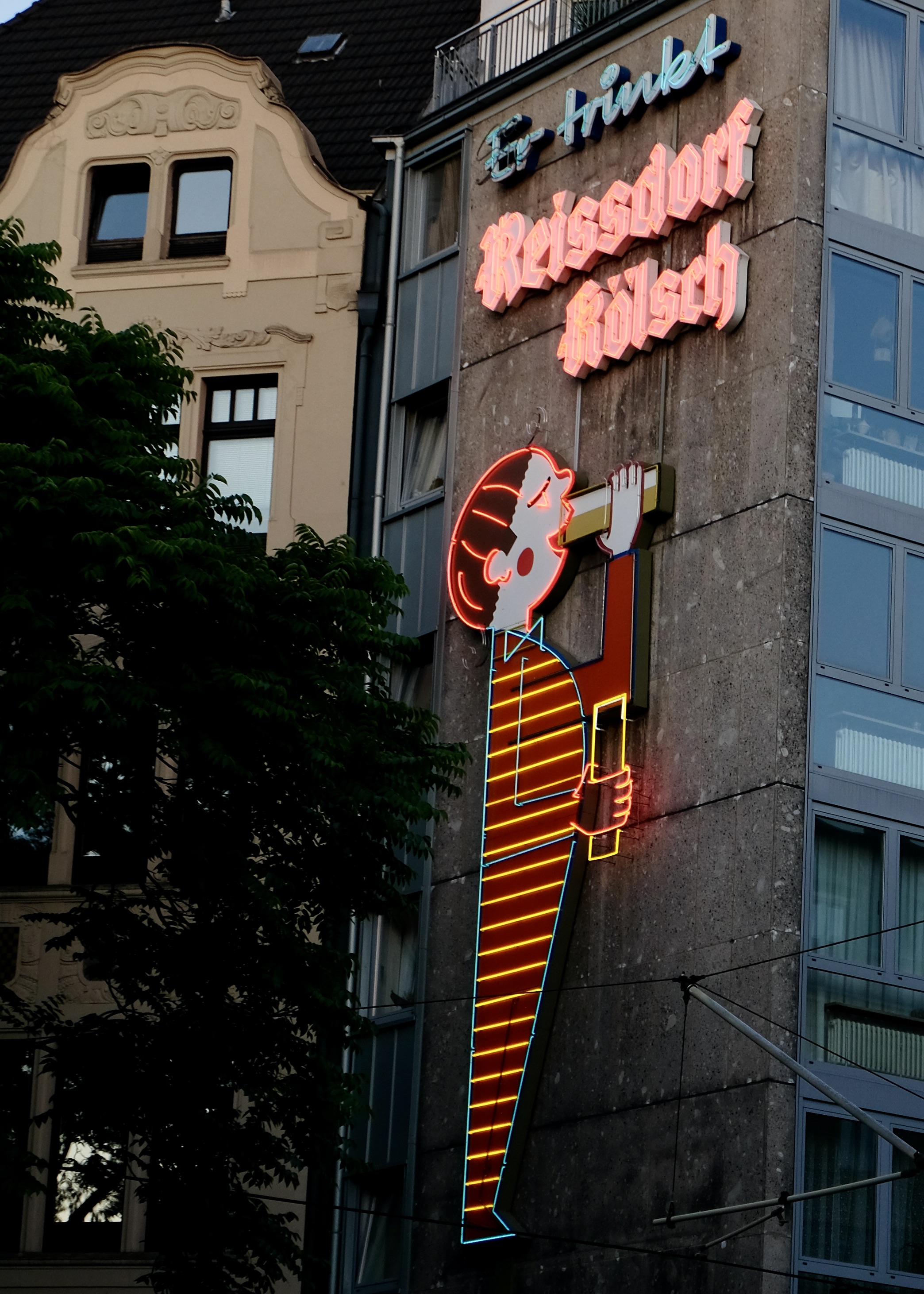 Reissdorf-Leuchtreklame in Köln | KölnTourismus