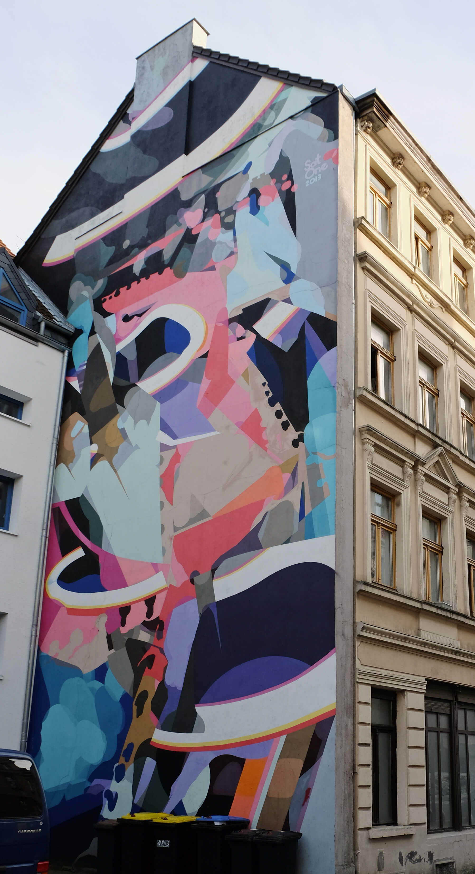 SatOne's play of colours in Cologne-Nippes: a dynamic mural